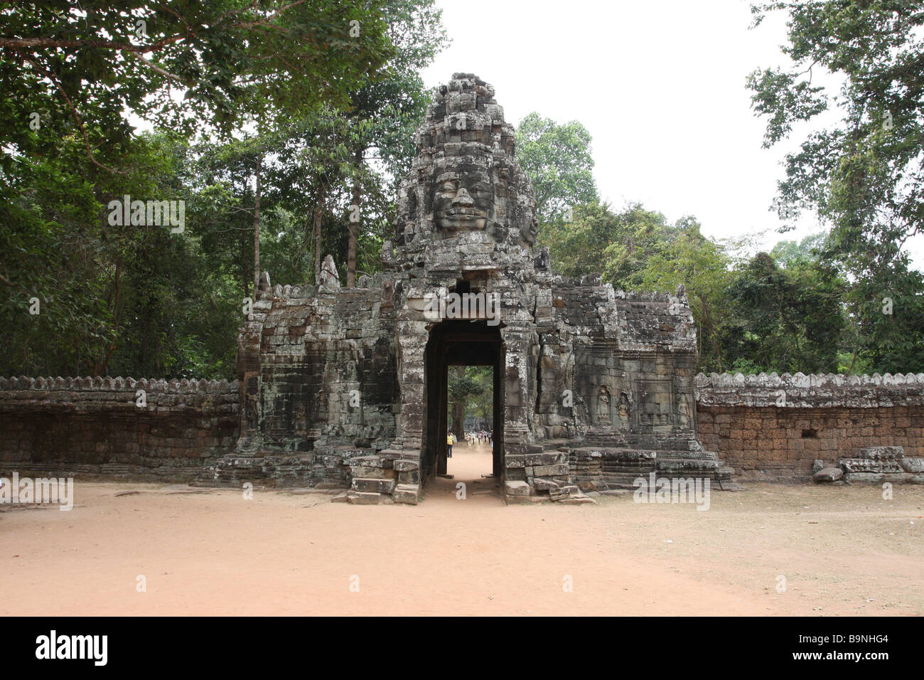 gate to angkor wat cambodia Stock Photo - Alamy