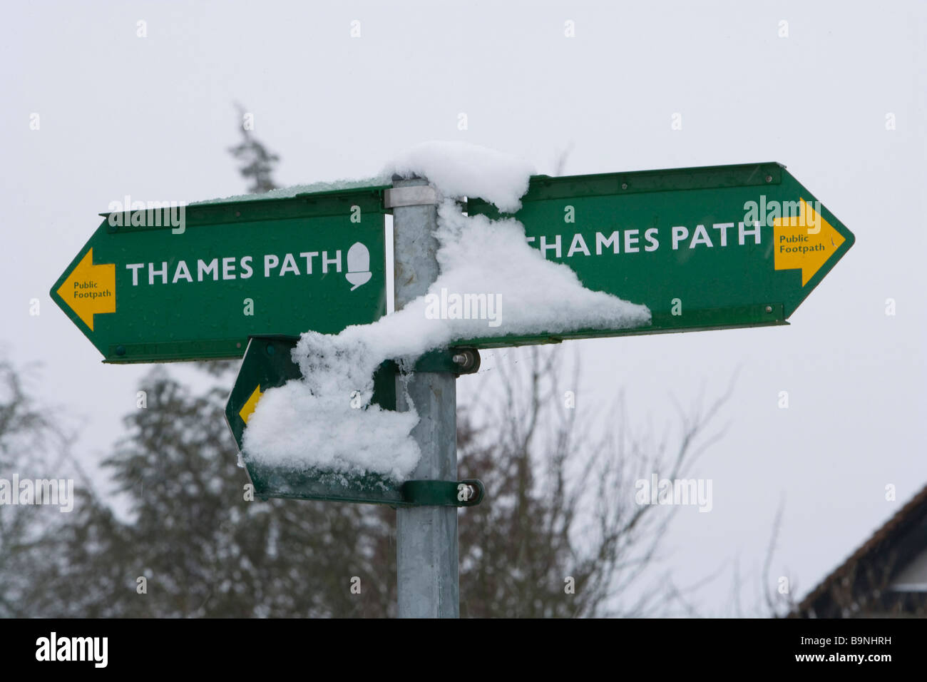 Thames path sign hi-res stock photography and images - Alamy