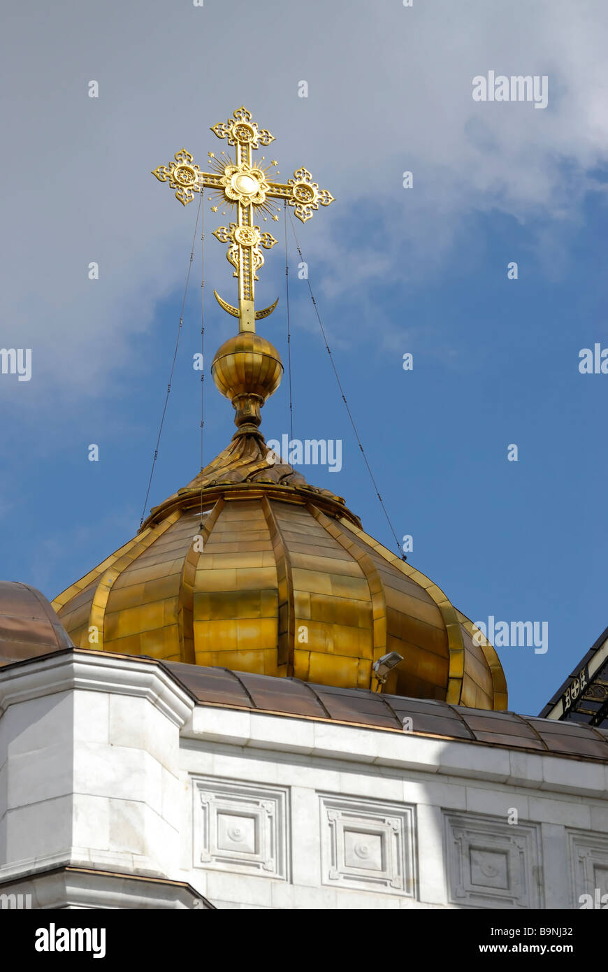 Golden dome and cross above the cathedral of Christ the Saviour Moscow ...