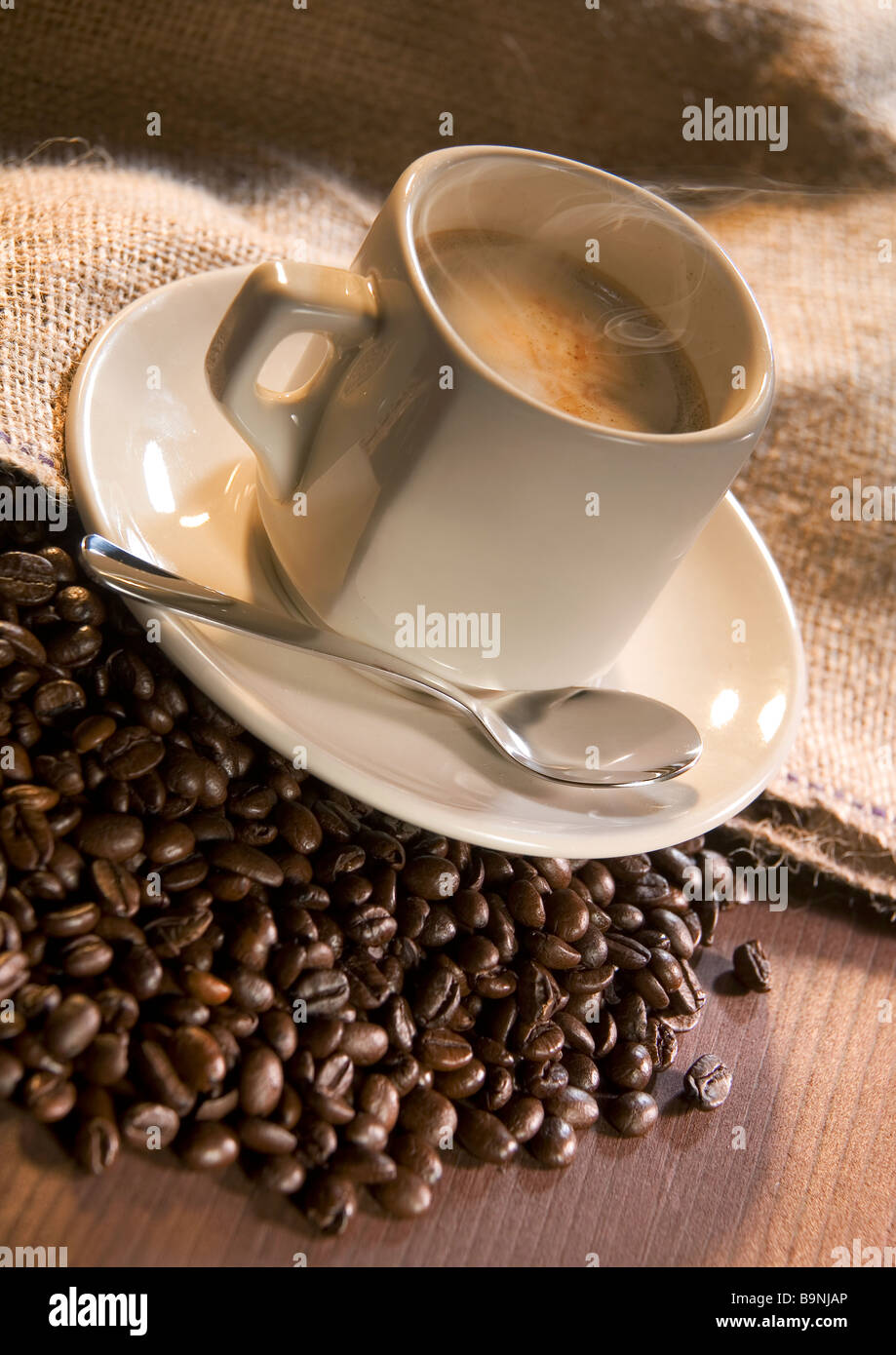 Kaffeetasse mit Rauch und Kaffeebohnen Stock Photo - Alamy