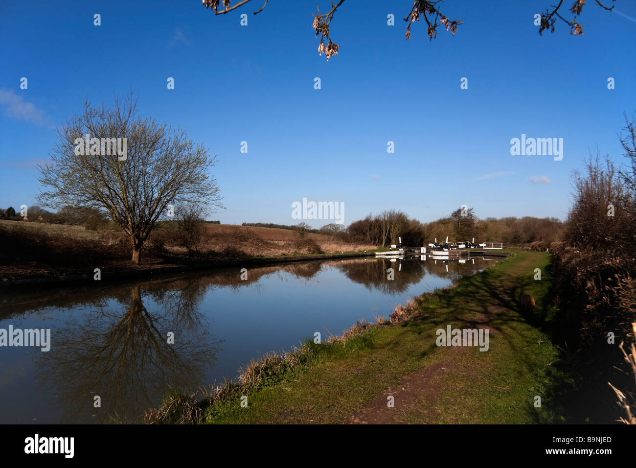 Grand Union Canal Fosse Lock 22 Reflection sky blue trees walkway grass ...