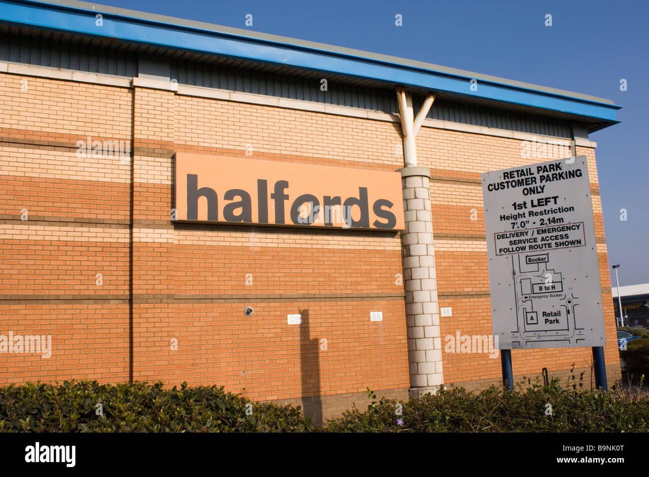Halfords at Blackpool Retail Business Park Lancashire Stock Photo - Alamy