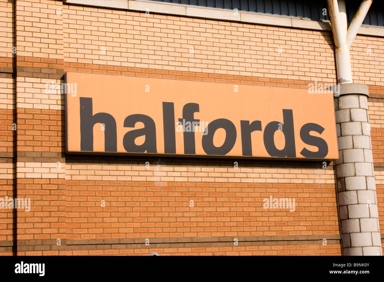 Halfords logo hi-res stock photography and images - Alamy