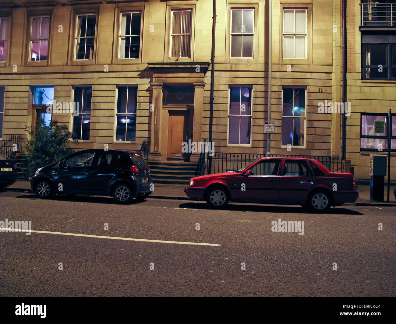 Urban street scene at night hi-res stock photography and images - Alamy