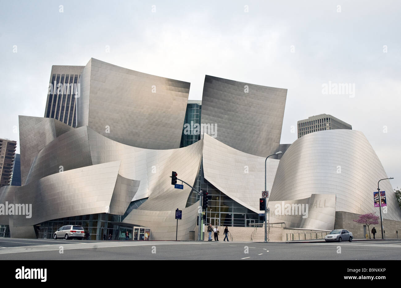 A complete front view of the Walt Disney Concert Hall Stock Photo - Alamy