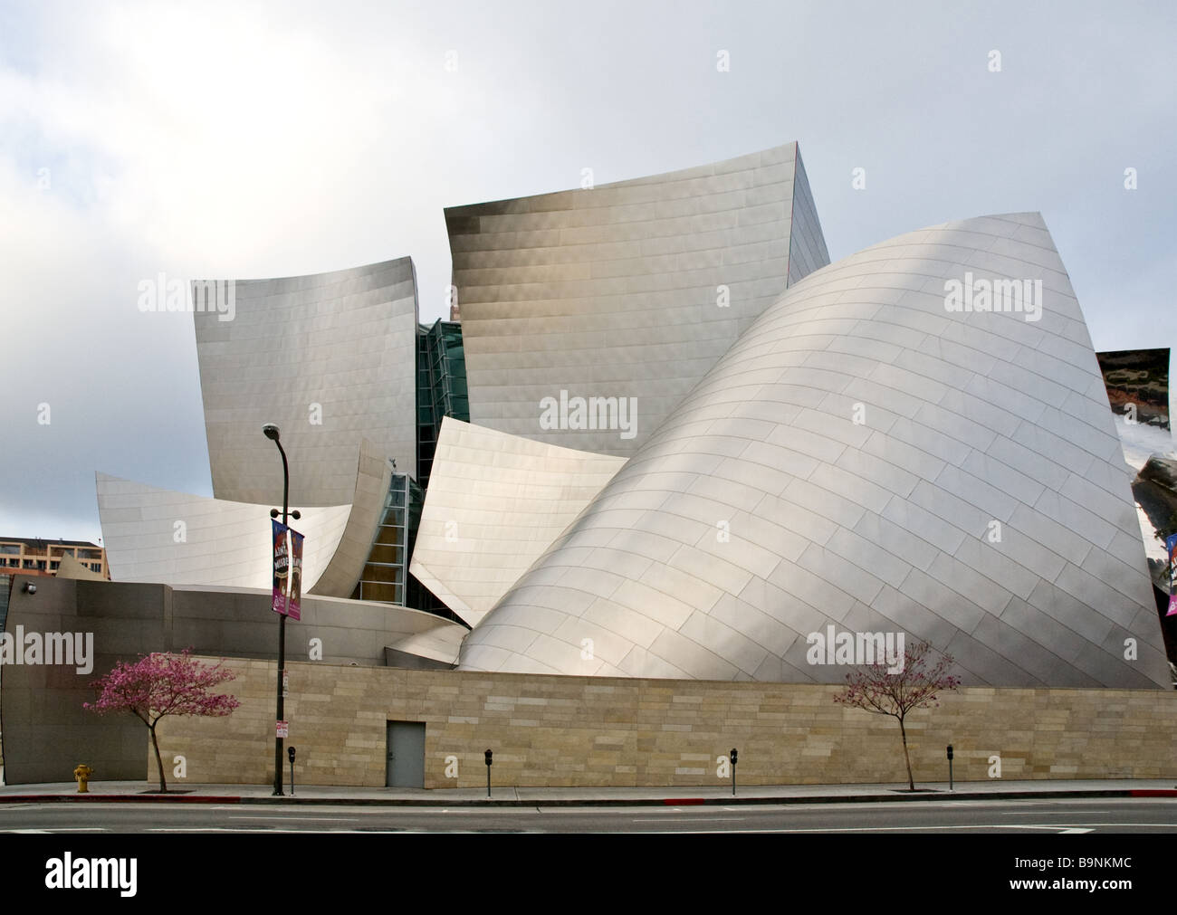 A complete side view of the Walt Disney Music Hall Stock Photo - Alamy