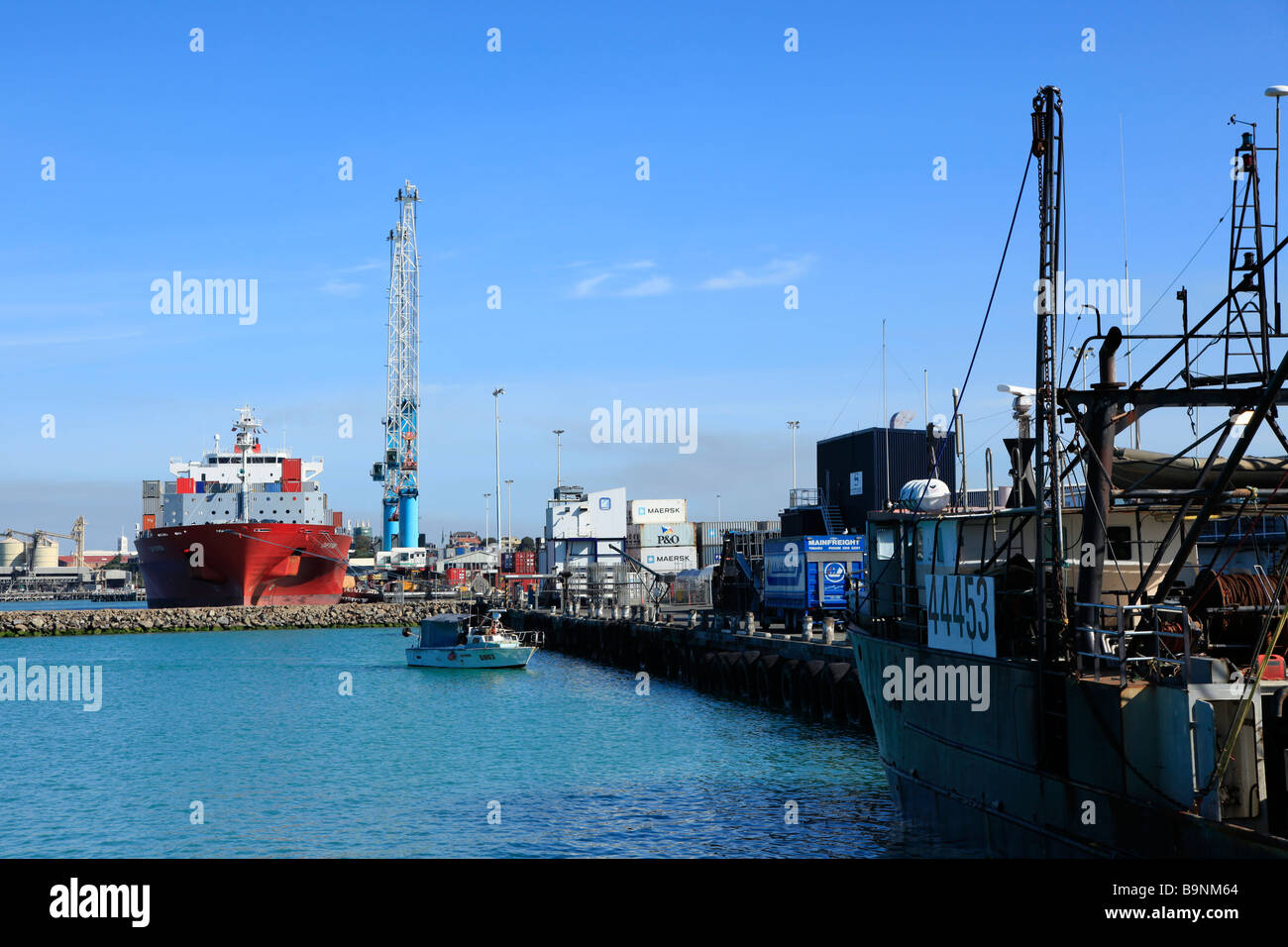 Cranes loading container ship hi-res stock photography and images - Alamy