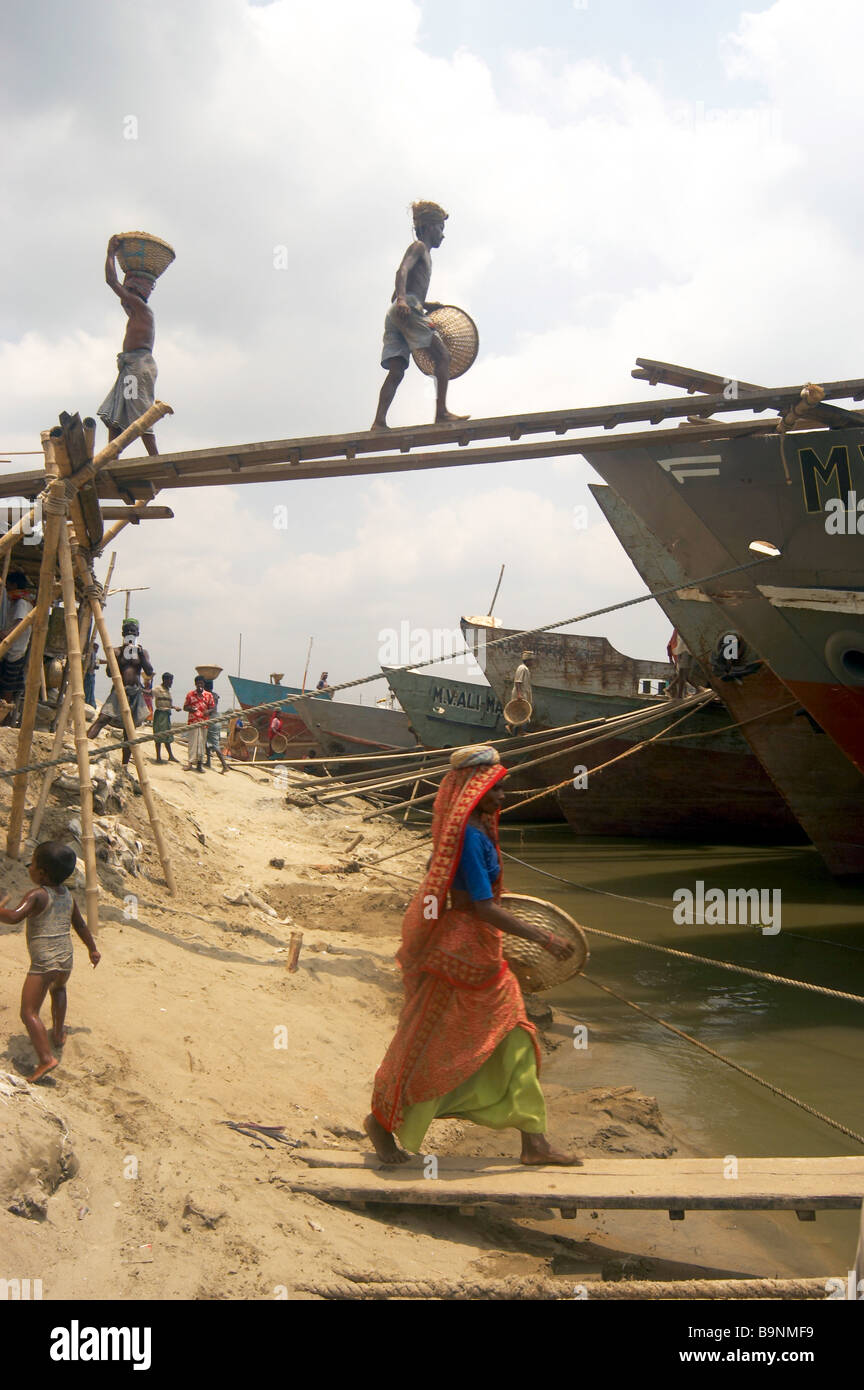sand unload boats hard labor work Stock Photo - Alamy
