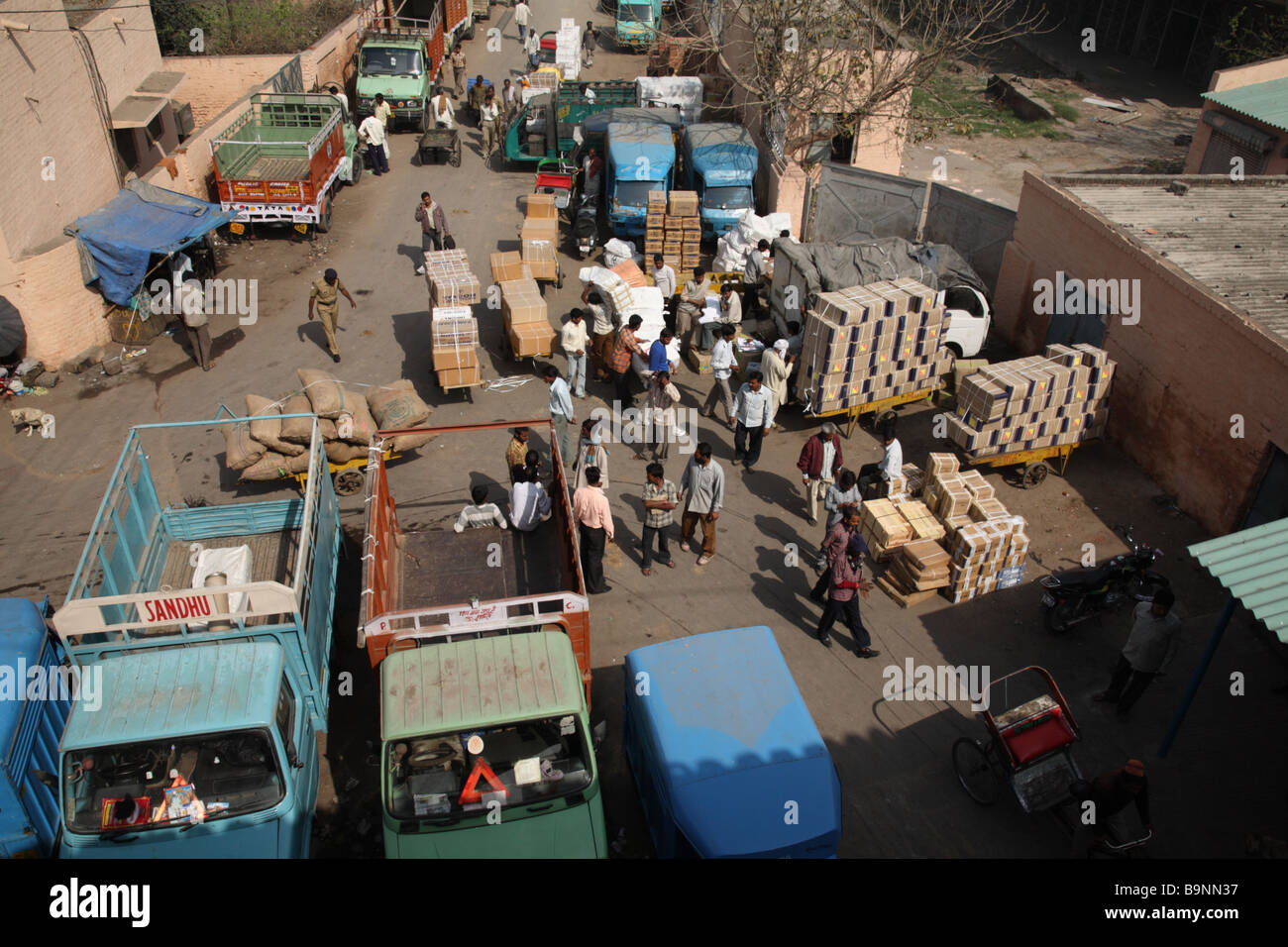 India workers loading hi-res stock photography and images - Alamy