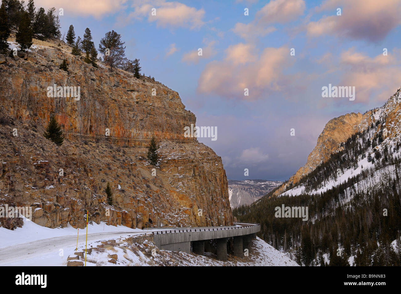 Grand Loop Road at Golden Gate entering Kingman Pass in Yellowstone ...