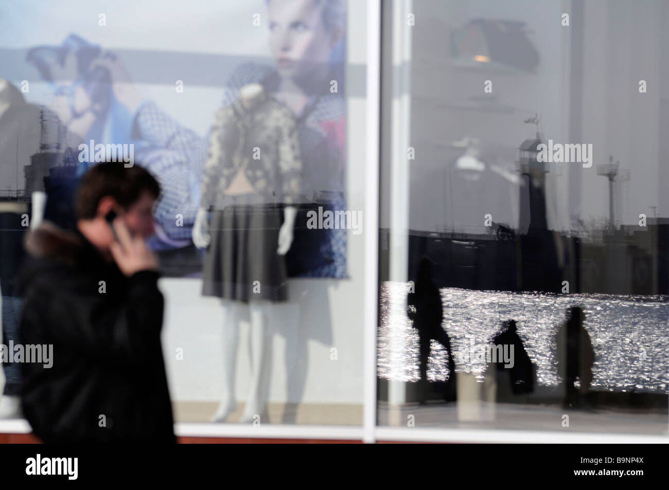 Black man walking into shop hi-res stock photography and images - Alamy