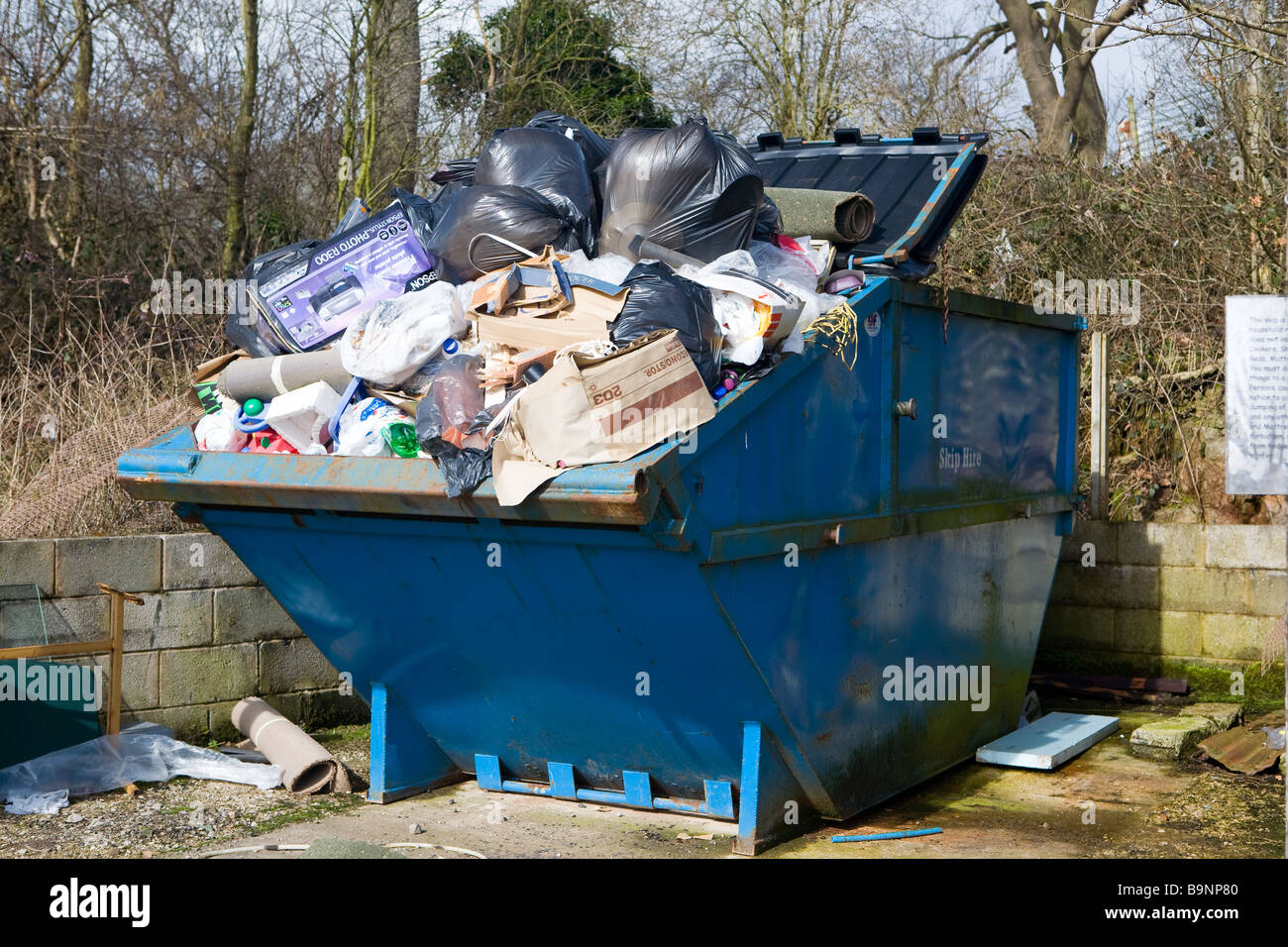 Garbage bin trash can overfilled hi-res stock photography and images ...