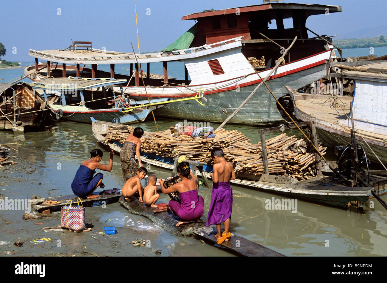 Myanmar (Burma), washing on Irrawaddy River banks Stock Photo - Alamy