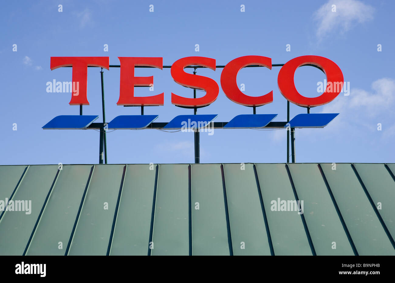 Tesco red logo hi-res stock photography and images - Alamy