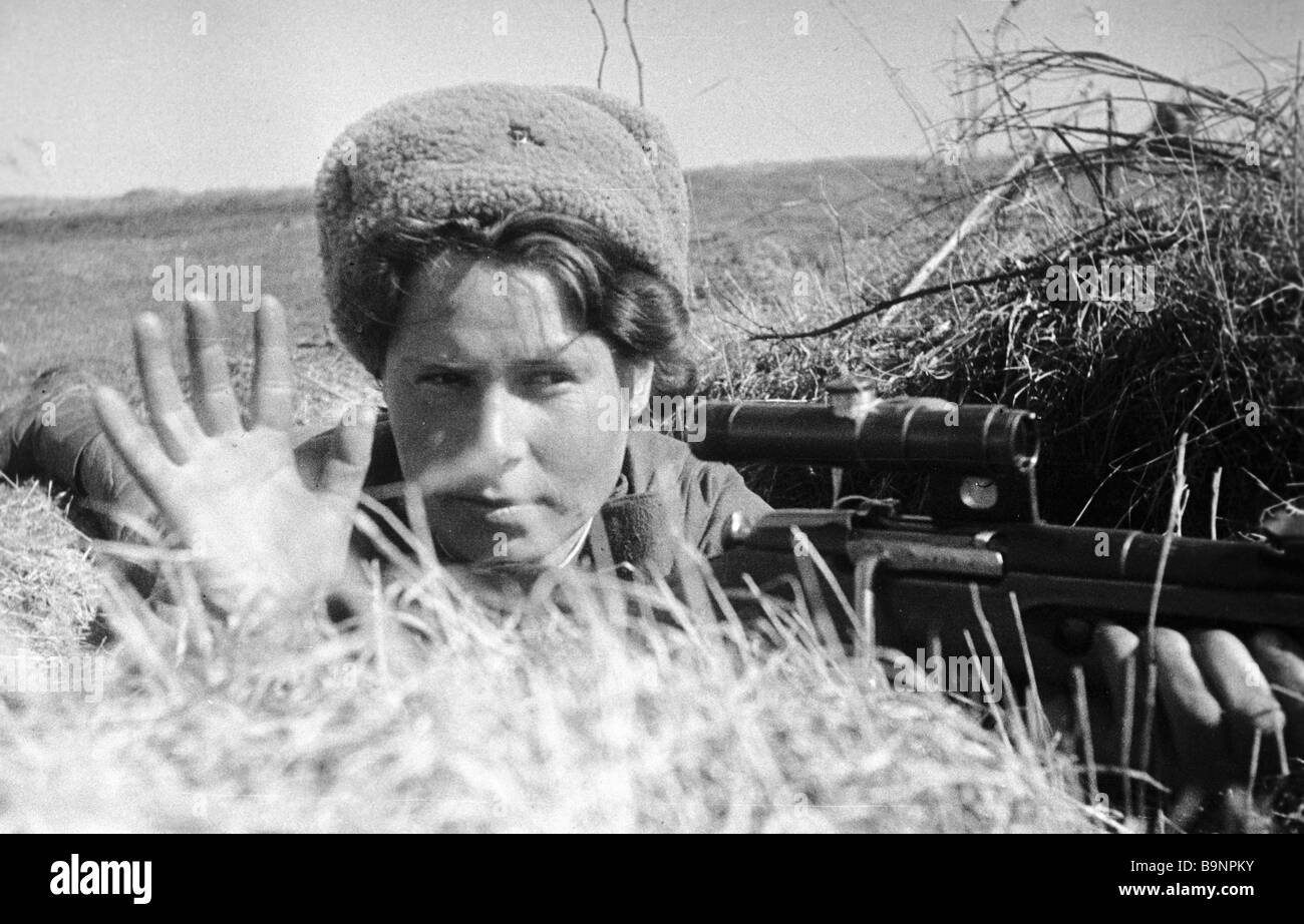A female sniper in a trench Stock Photo - Alamy