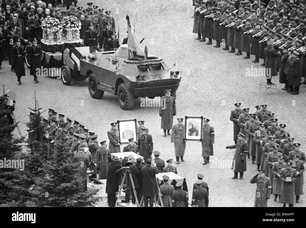 Funeral procession on Moscow s Red Square during the funeral of Heroes ...