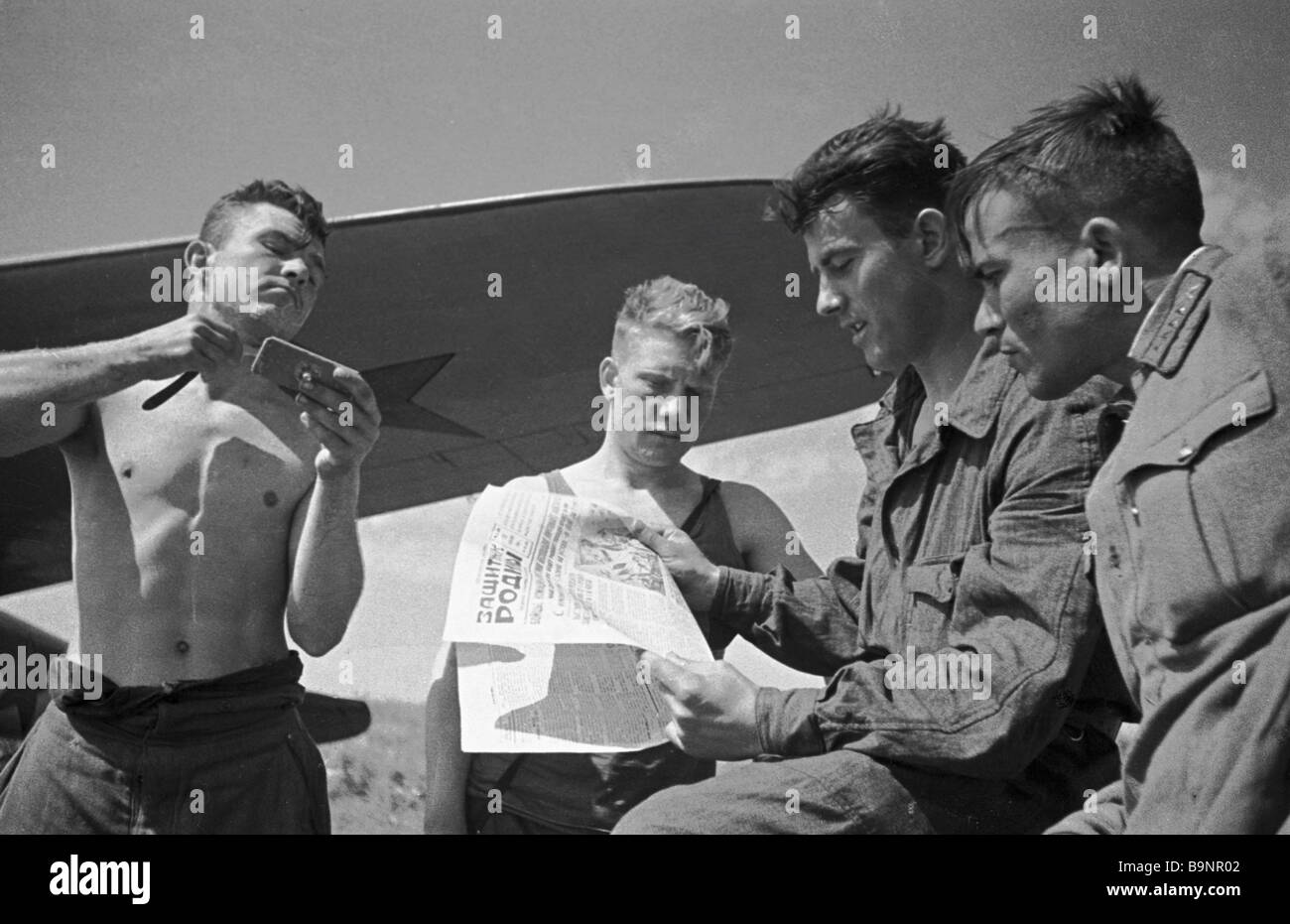 Pilots reading a newspaper Stock Photo - Alamy