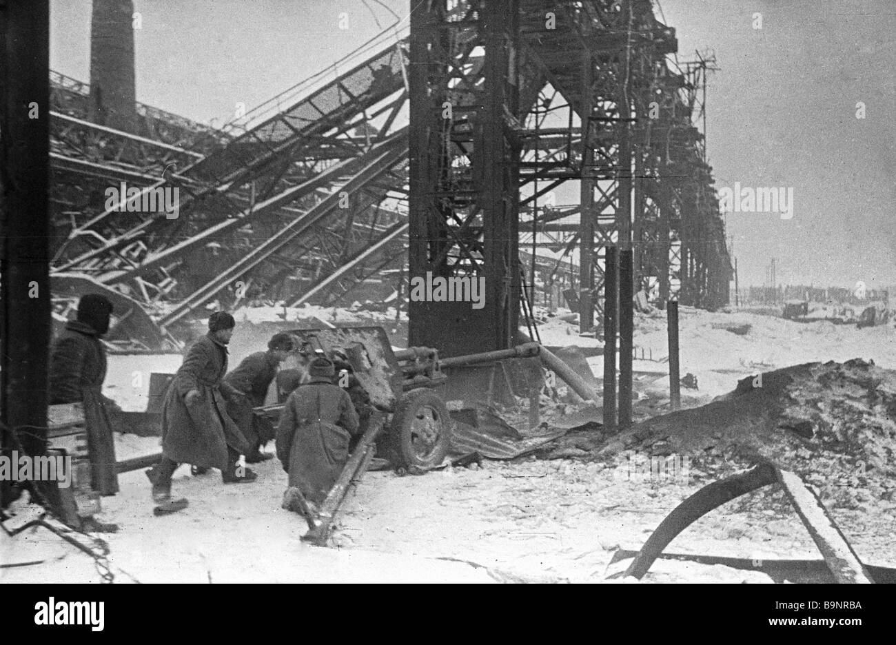 Red Army Soldiers taking a position near the Red October plant in ...