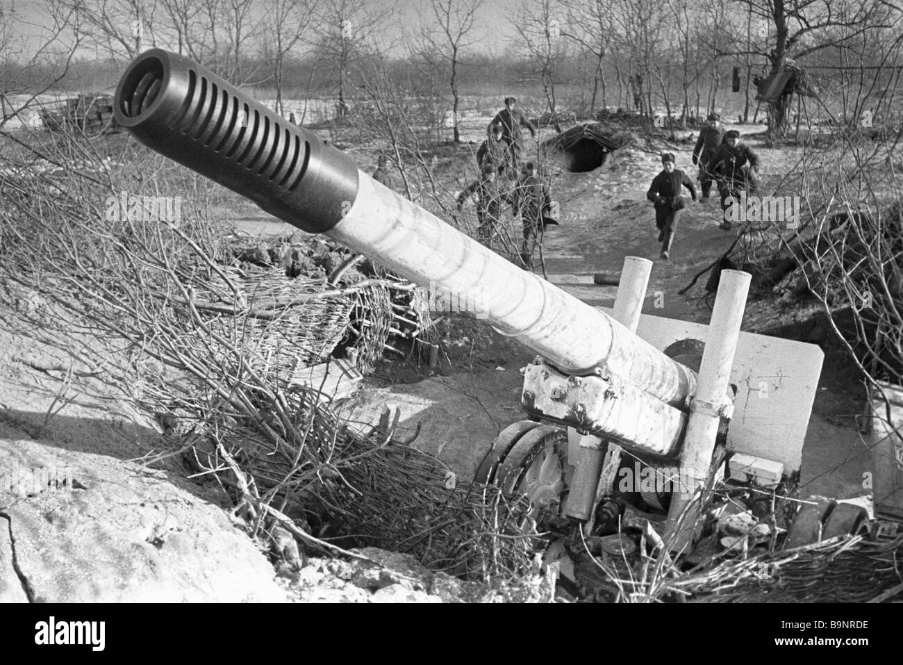 Artillery men running towards their gun Stock Photo - Alamy
