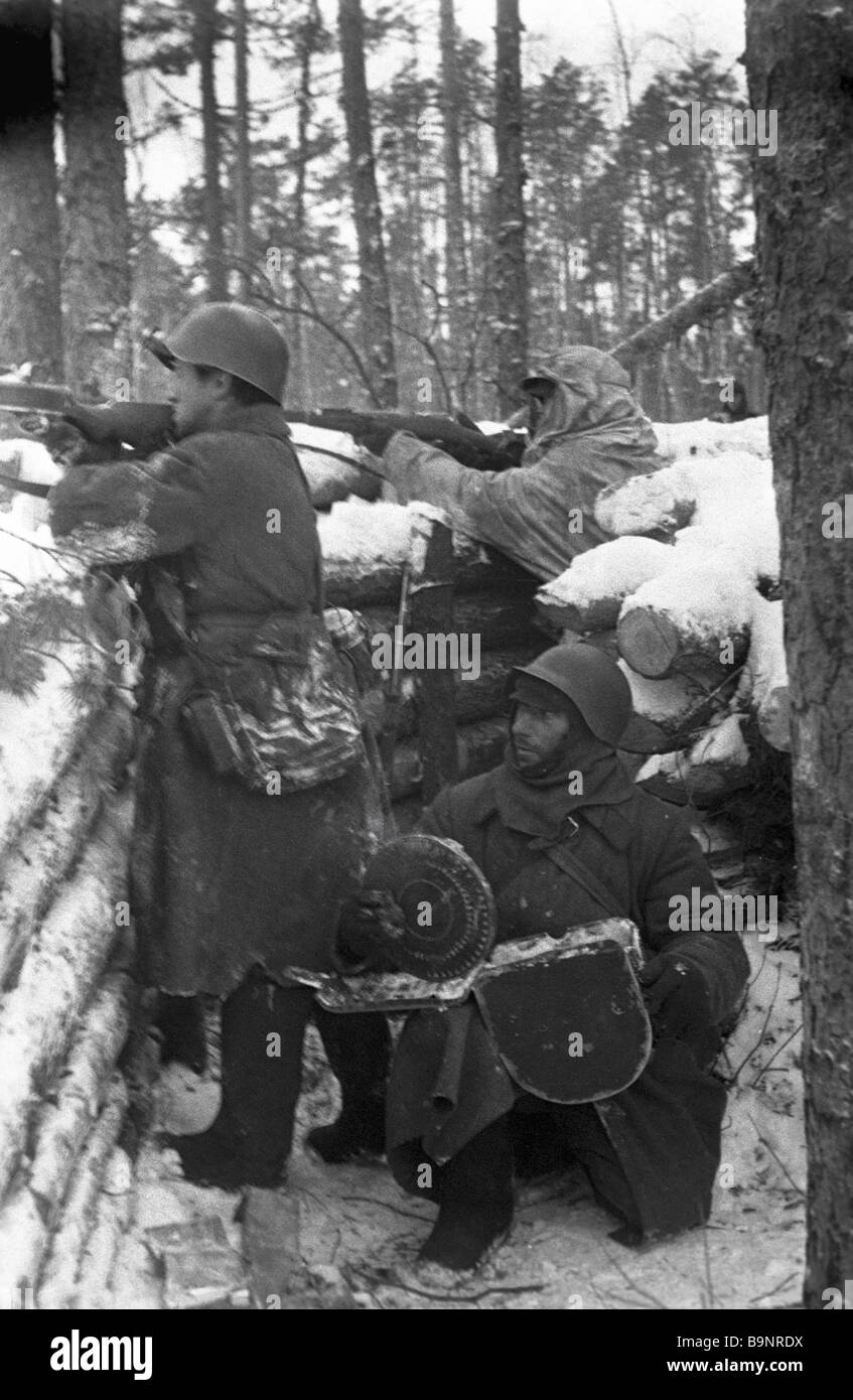 Soldiers fighting in a fortified sector Stock Photo - Alamy