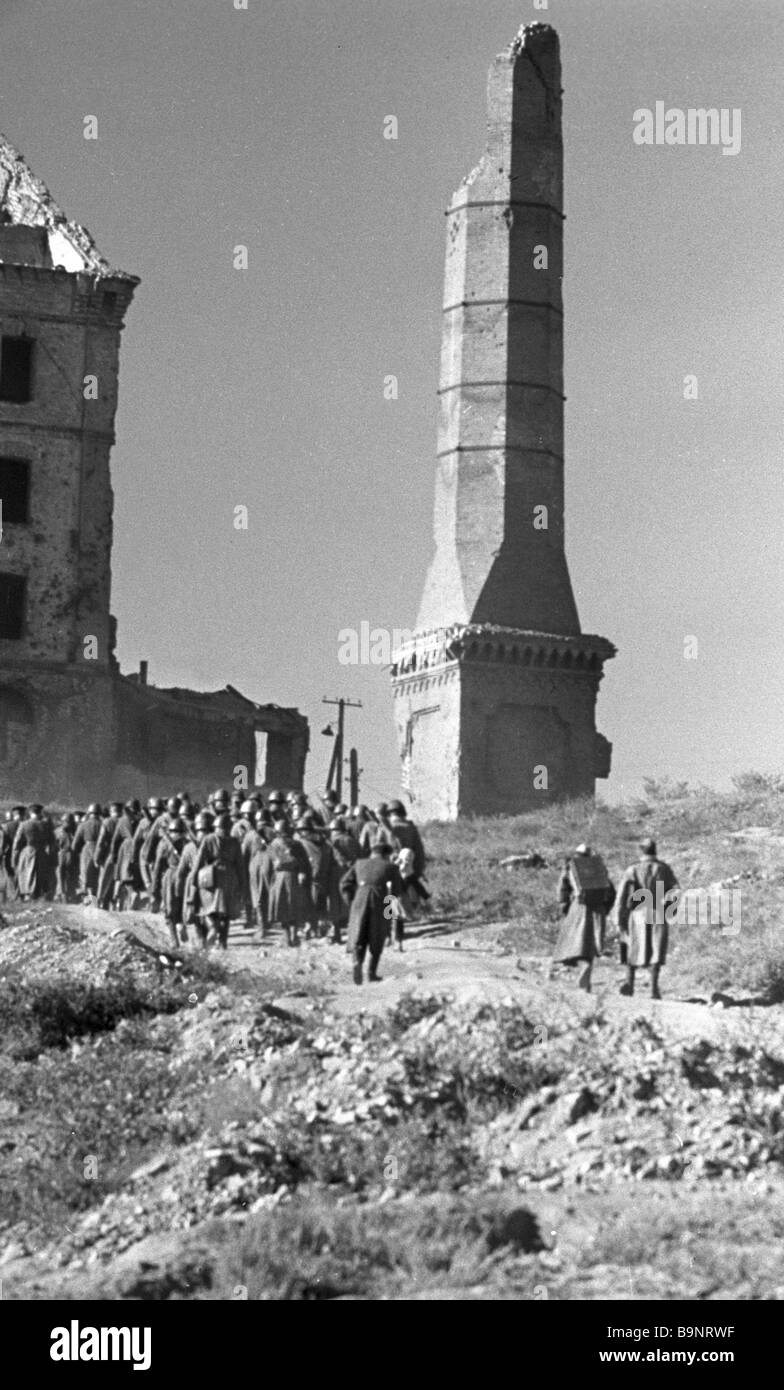 Soldiers approaching the ruins of Stalingrad Stock Photo - Alamy