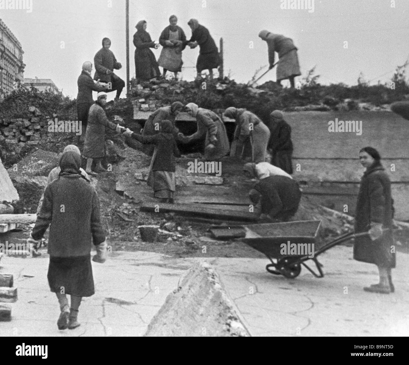Residents of the blockaded Leningrad building defense works Stock Photo ...