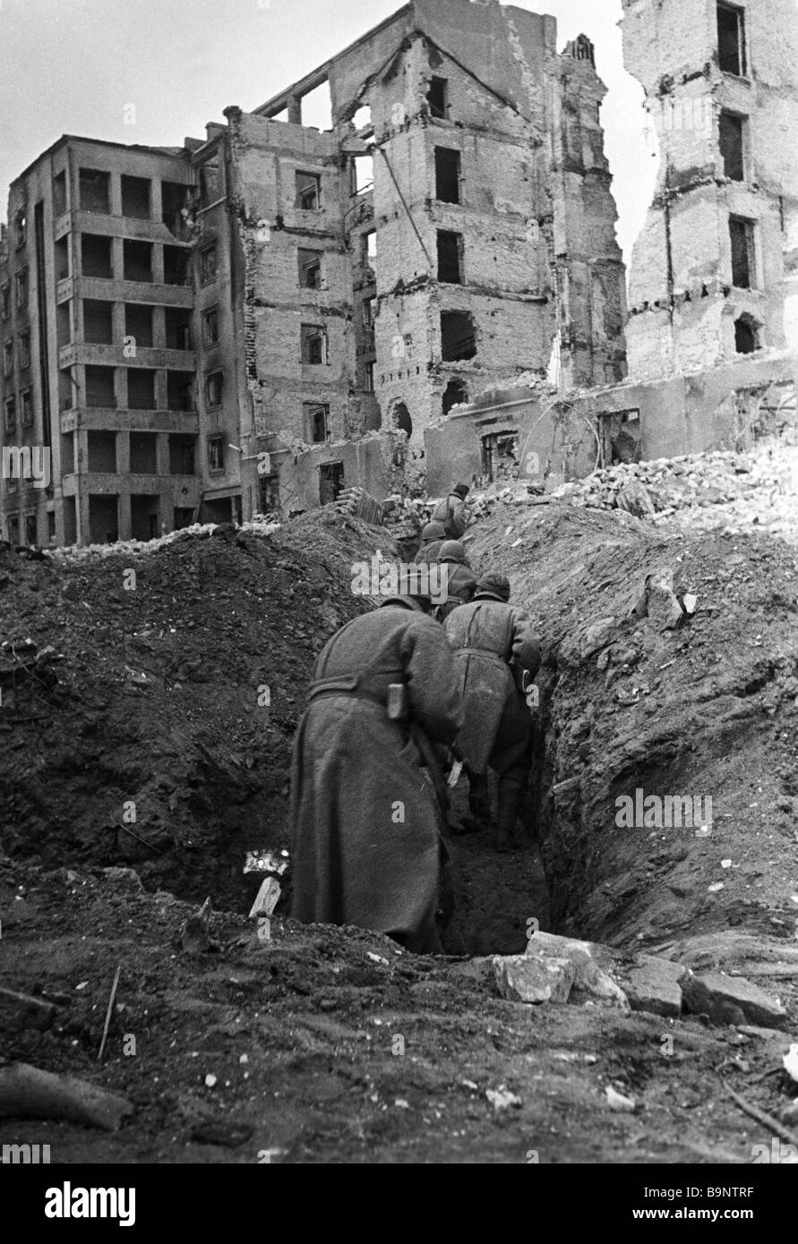 Soldiers of the 13th guards rifle division heading towards destroyed ...