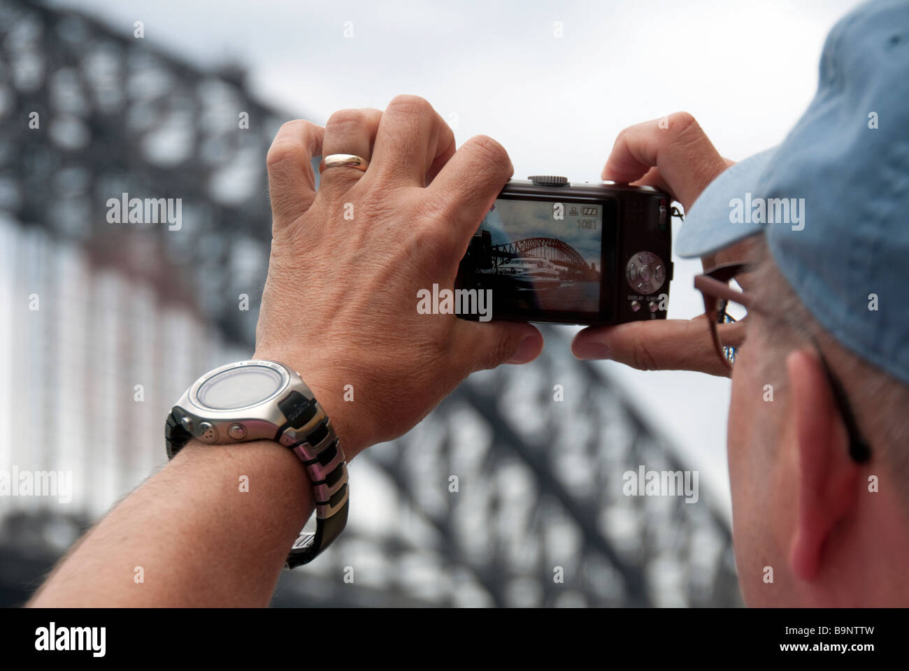 Man photographing the Sydney Harbour Bridge Stock Photo - Alamy