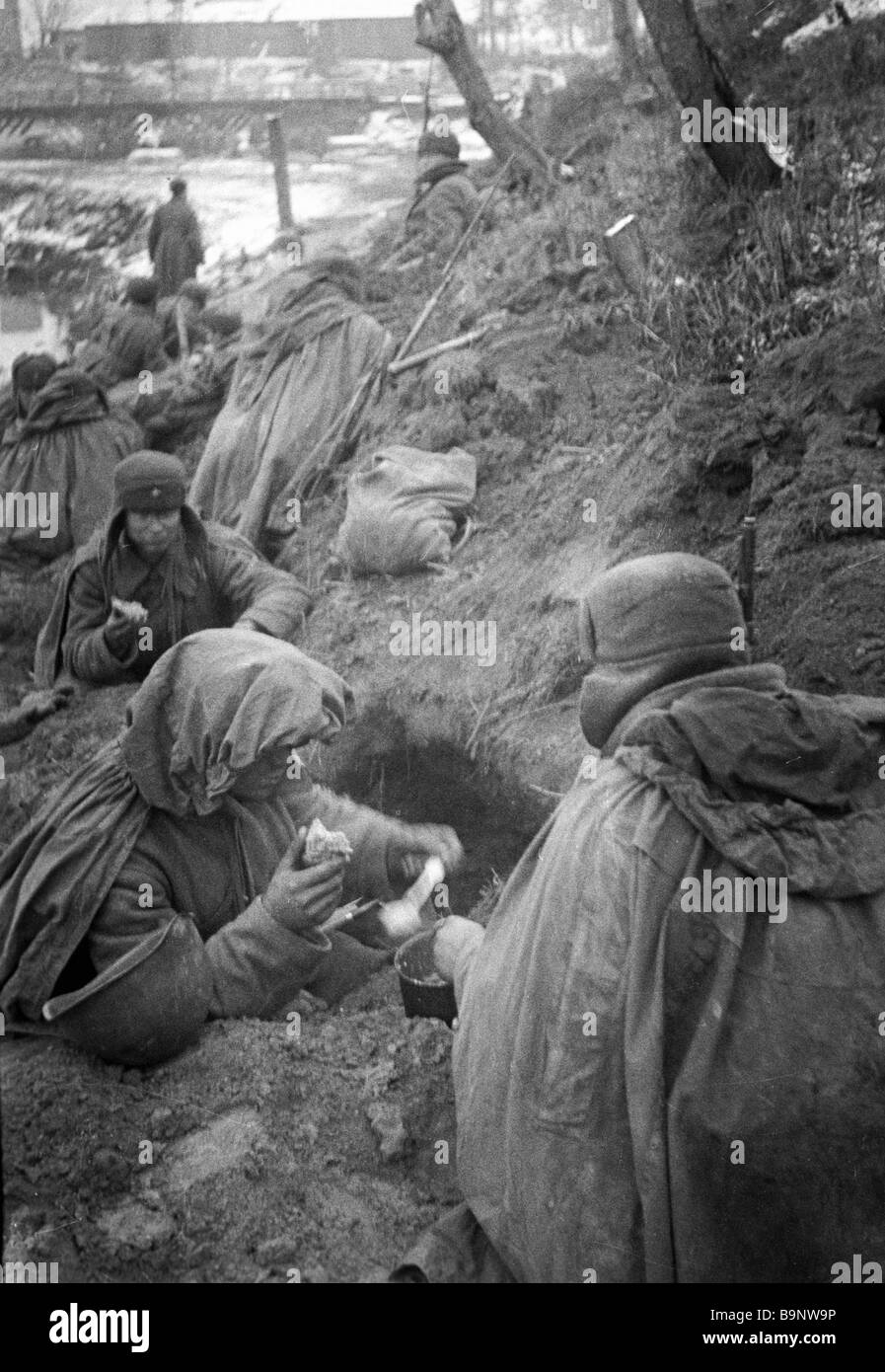 Soldiers having lunch in a trench on the frontline Stock Photo - Alamy