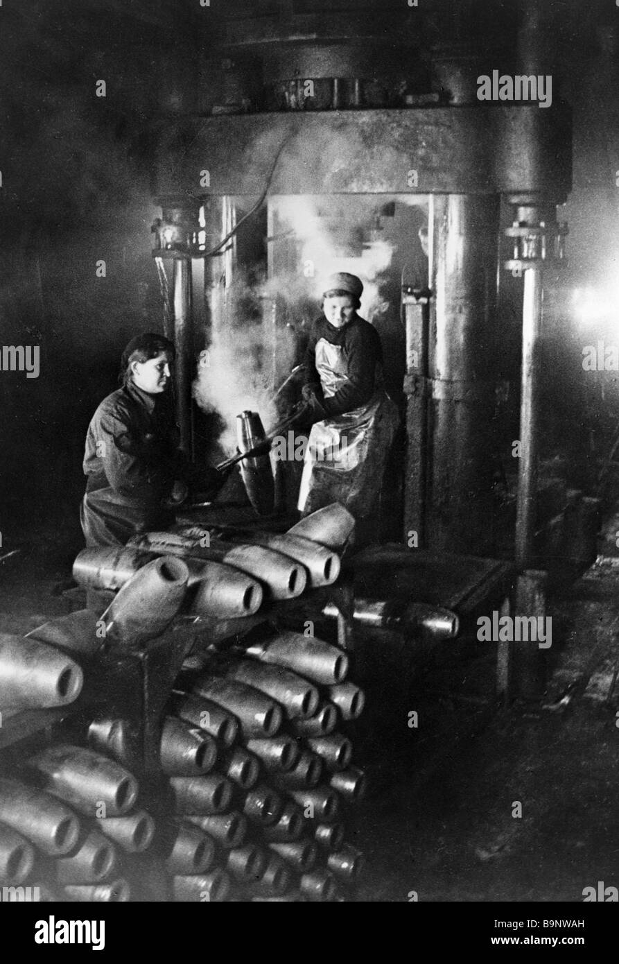 Workers of the Karl Marx plant in Leningrad making shells for the army ...