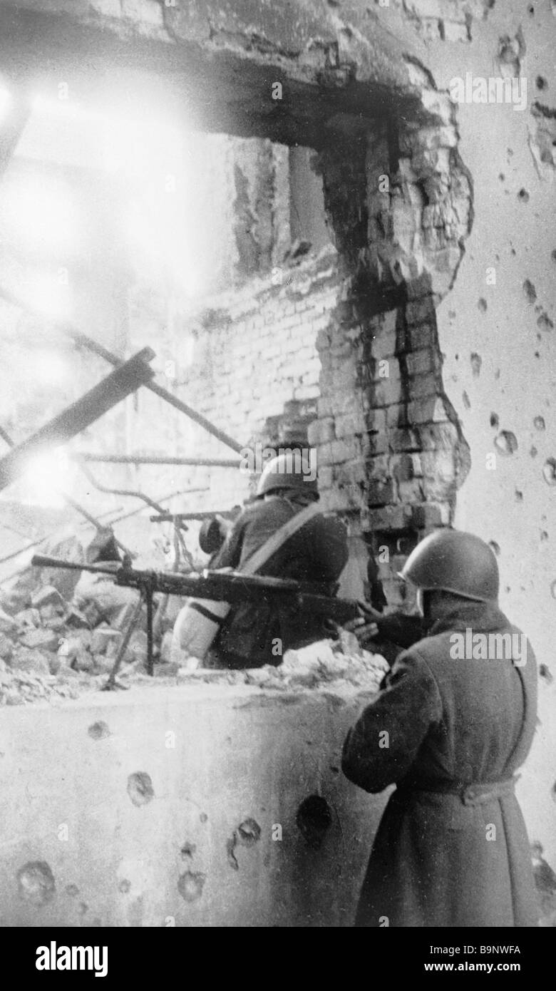 Soviet soldiers fighting in the streets of Stalingrad Stock Photo - Alamy