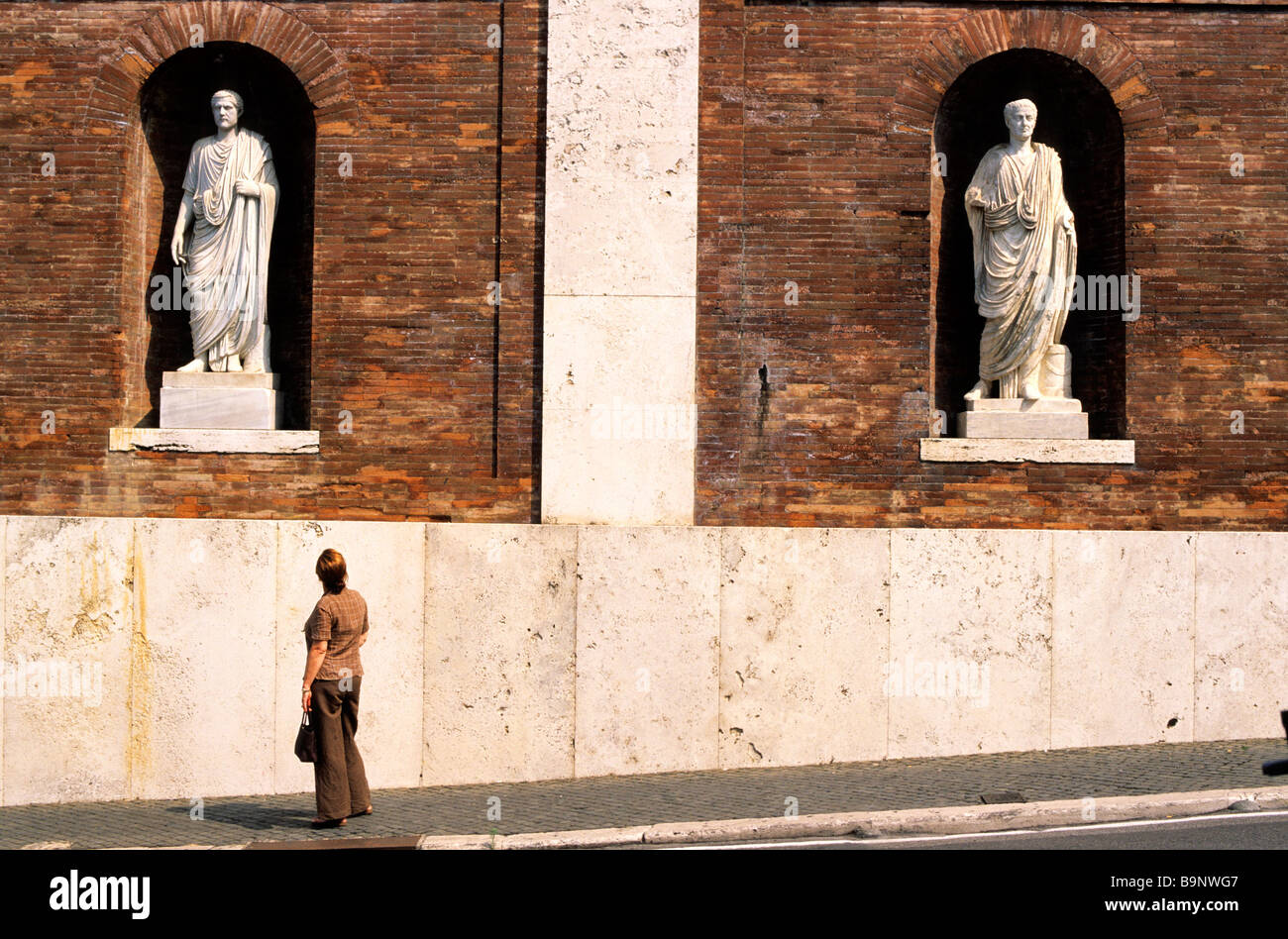Statues in rome hi-res stock photography and images - Alamy