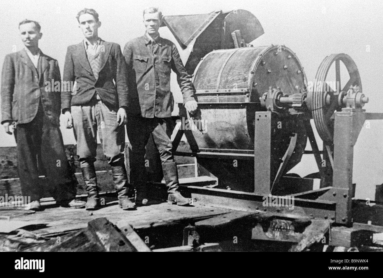 Yanovsky death camp Sonderkommando at the special bone crusher Stock ...