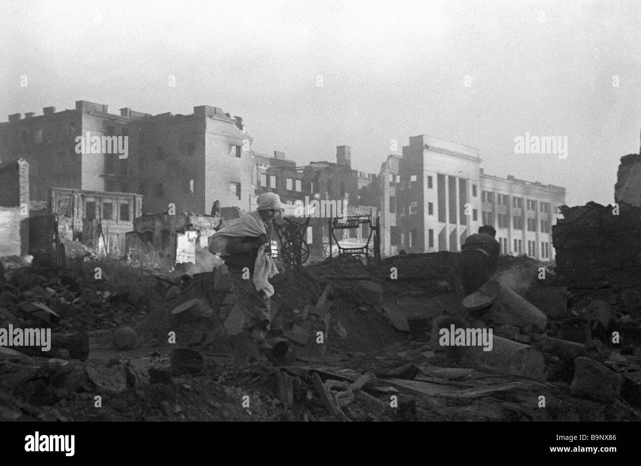 Soldiers fighting in a destroyed town Stock Photo - Alamy