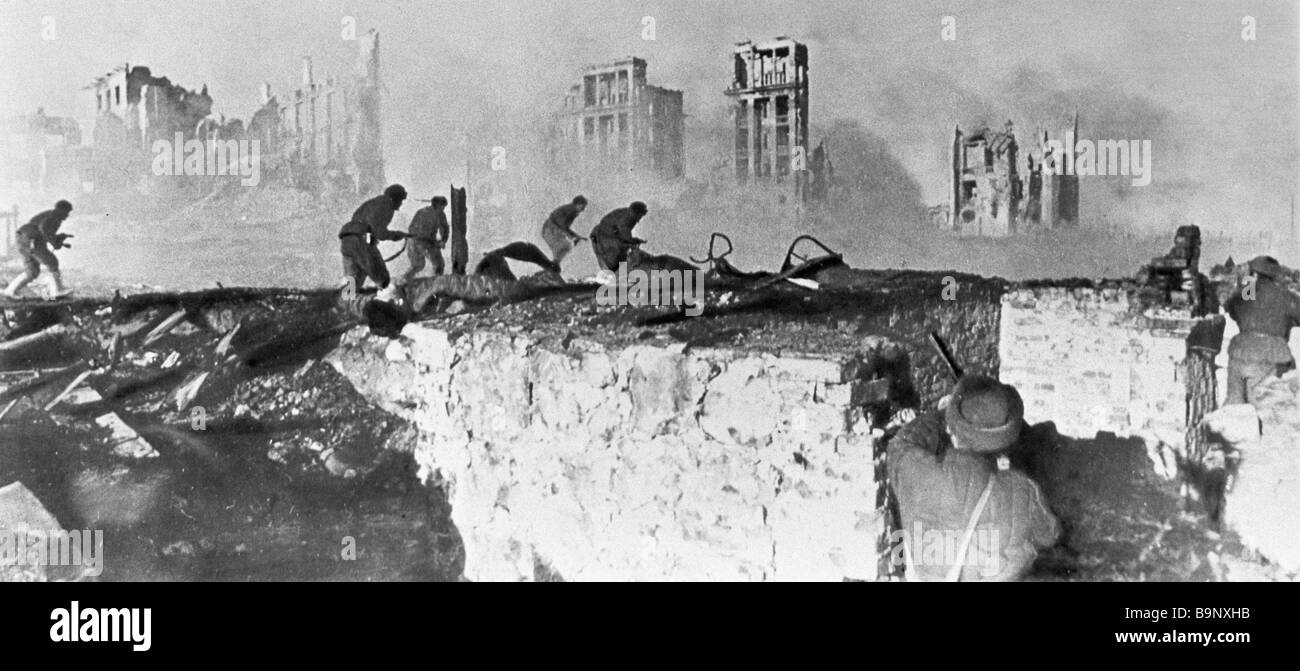 Soviet soldiers fighting amid the ruins of Stalingrad Stock Photo - Alamy