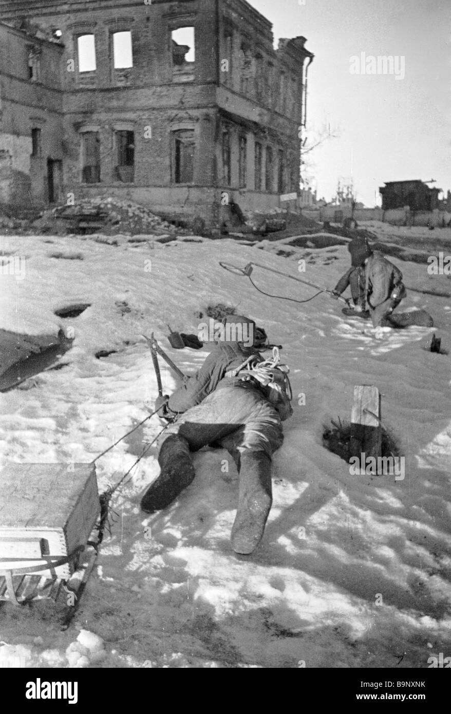 Soviet mine layers preparing weapons in Stalingrad Stock Photo - Alamy
