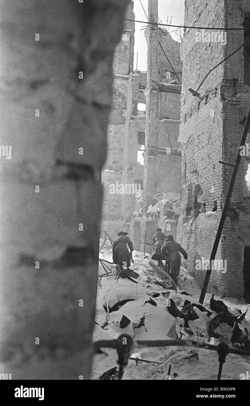 Soviet soldiers making their way through the ruins of Stalingrad Stock ...