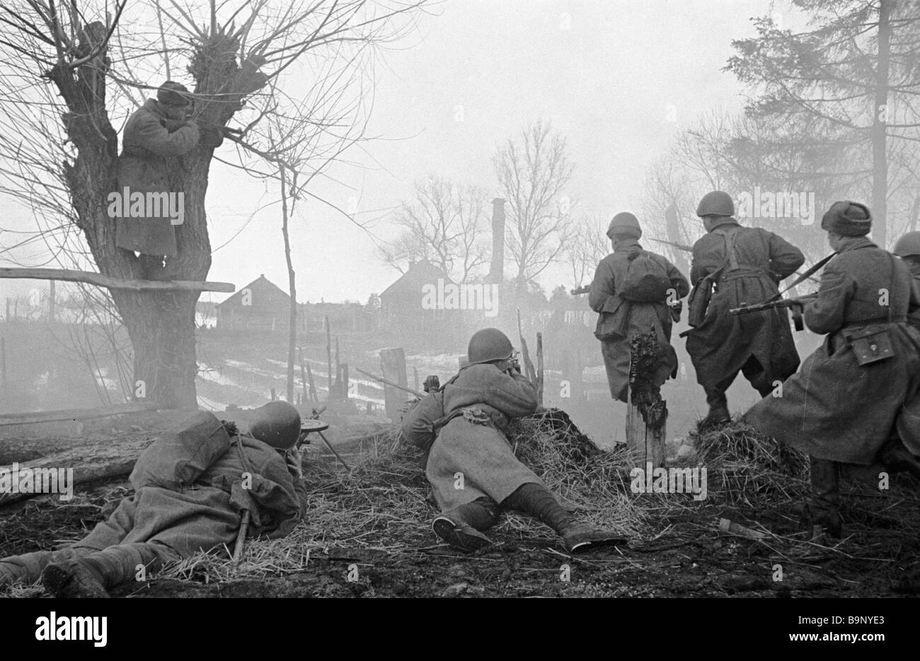 Soviet soldiers fighting for the town of Yukhnov Stock Photo - Alamy