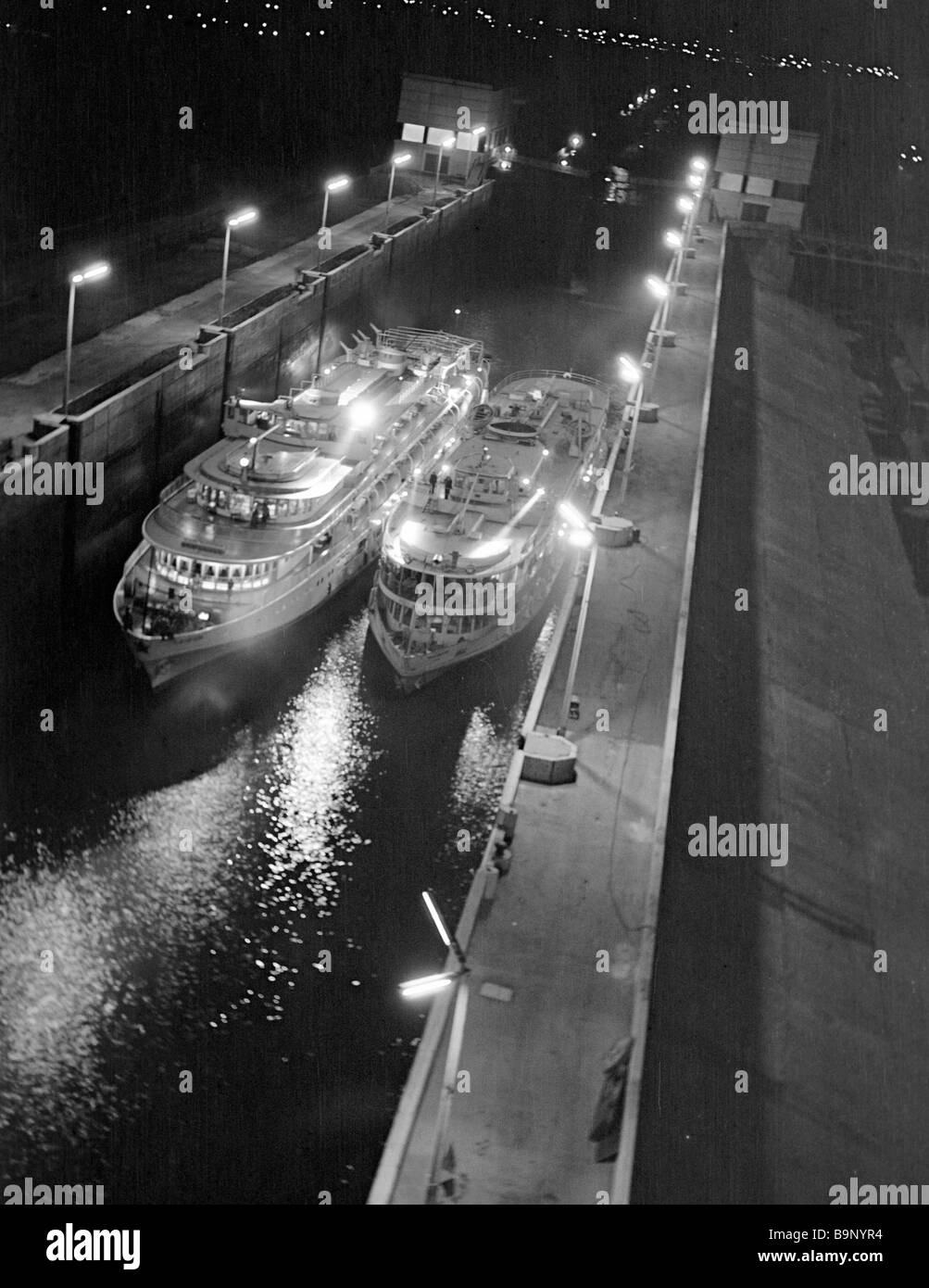 The Volzhsky hydro scheme ships in lock Stock Photo - Alamy