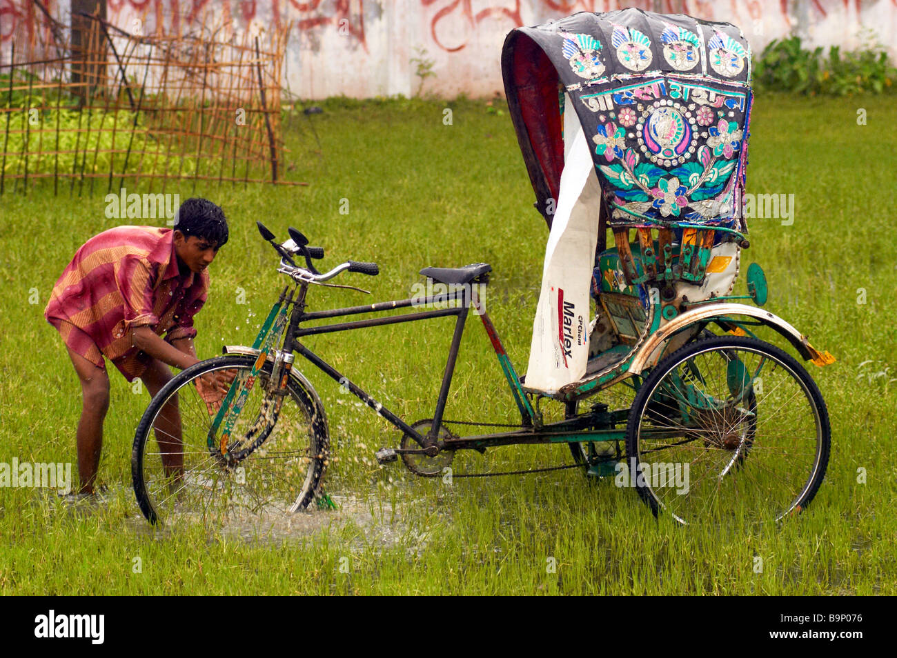 rickshaw bicycle hard work Stock Photo - Alamy