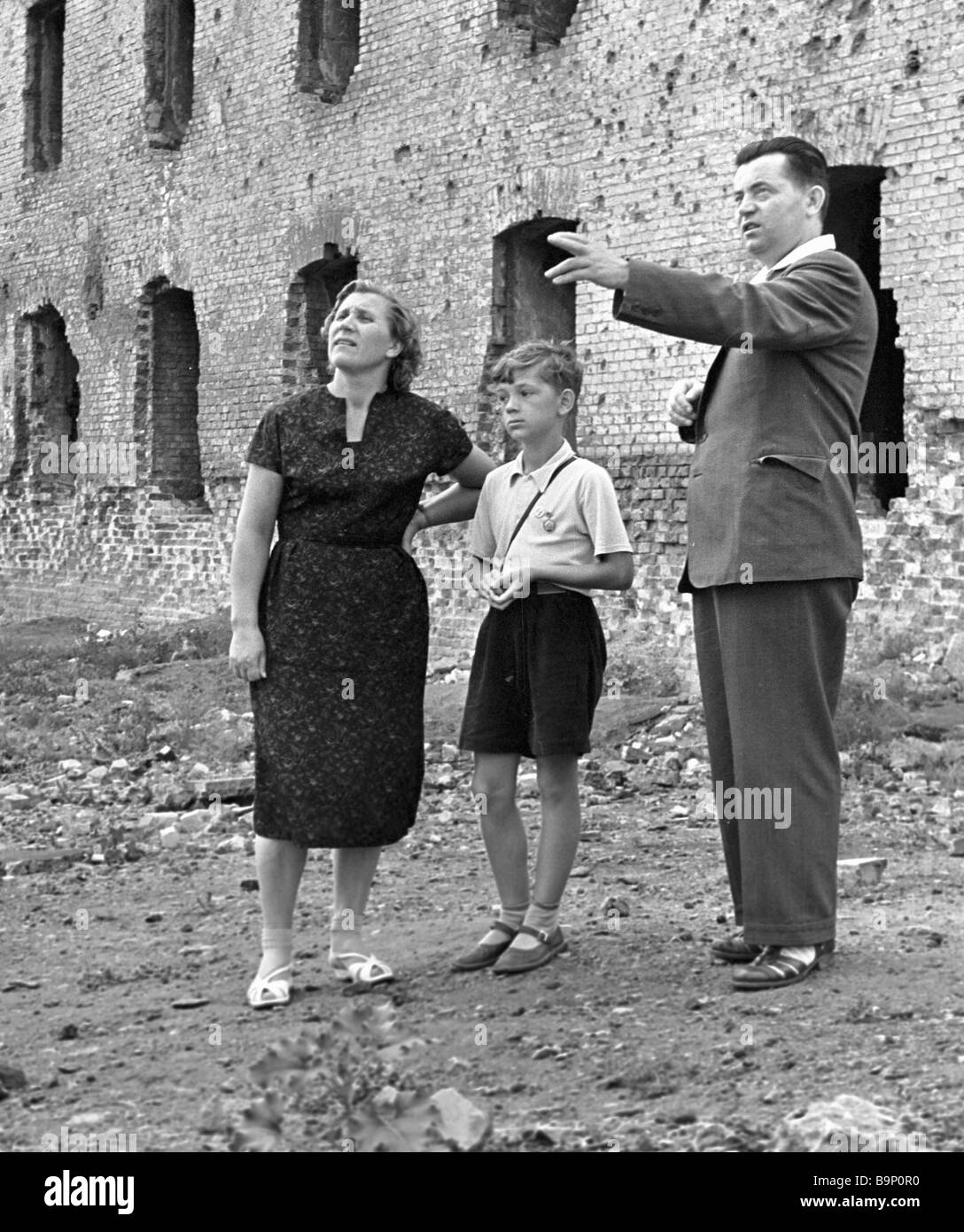 Hero of the Soviet Union Yakov Pavlov his wife and son outside the ...