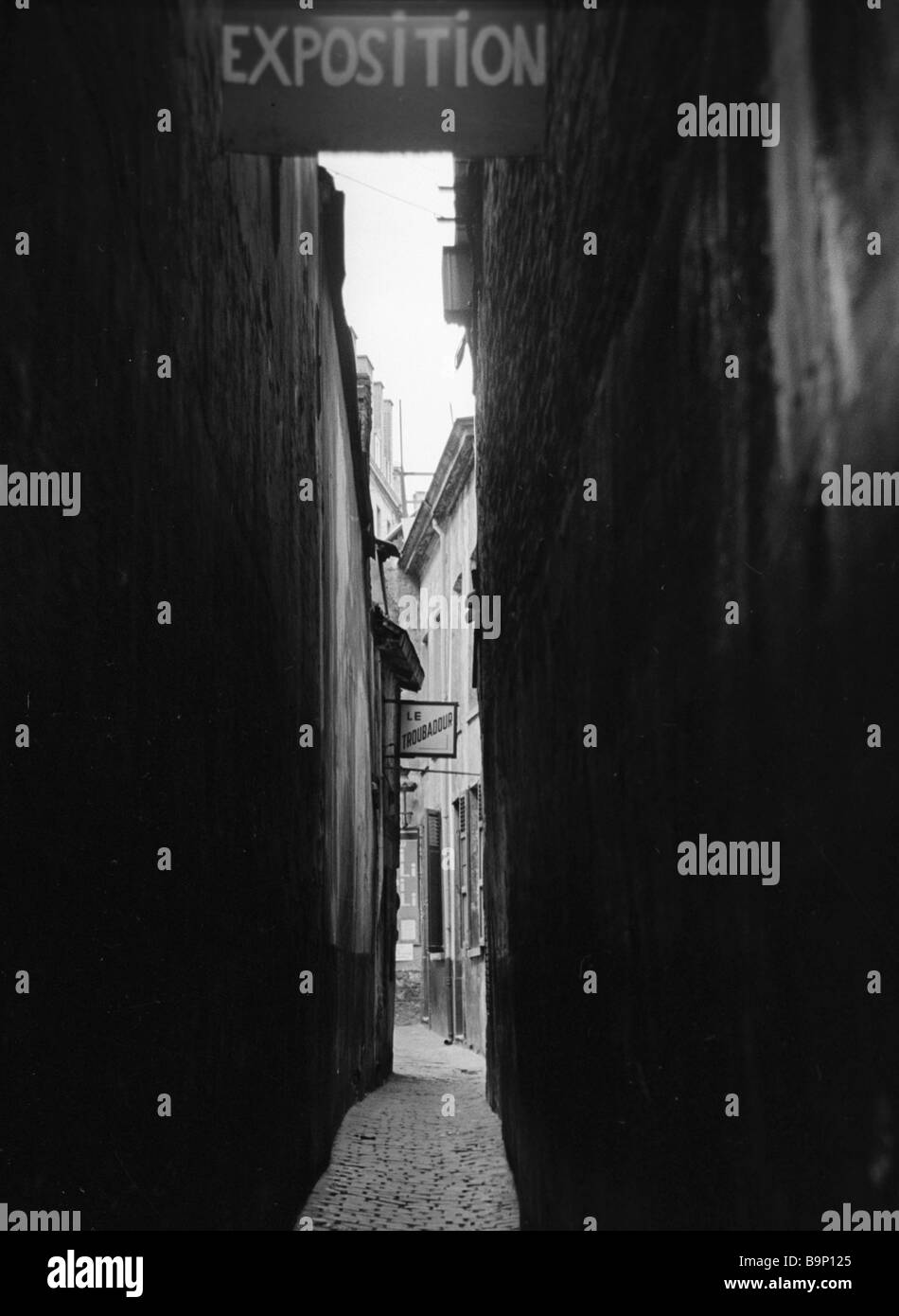 The One Person street the narrowest in Brussels Stock Photo - Alamy