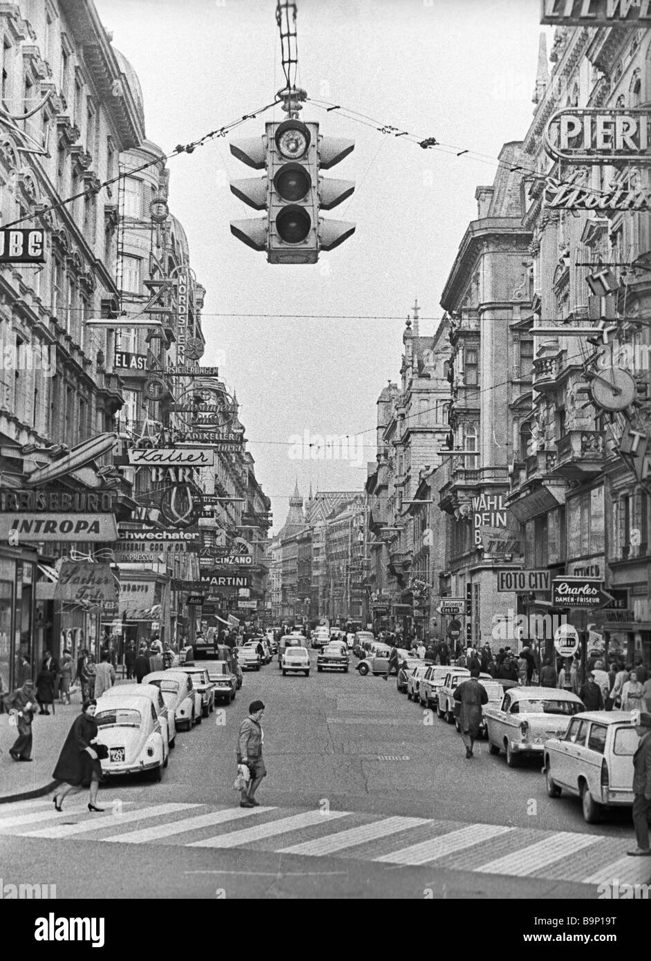 Traffic light on a street crossing in Vienna Stock Photo - Alamy