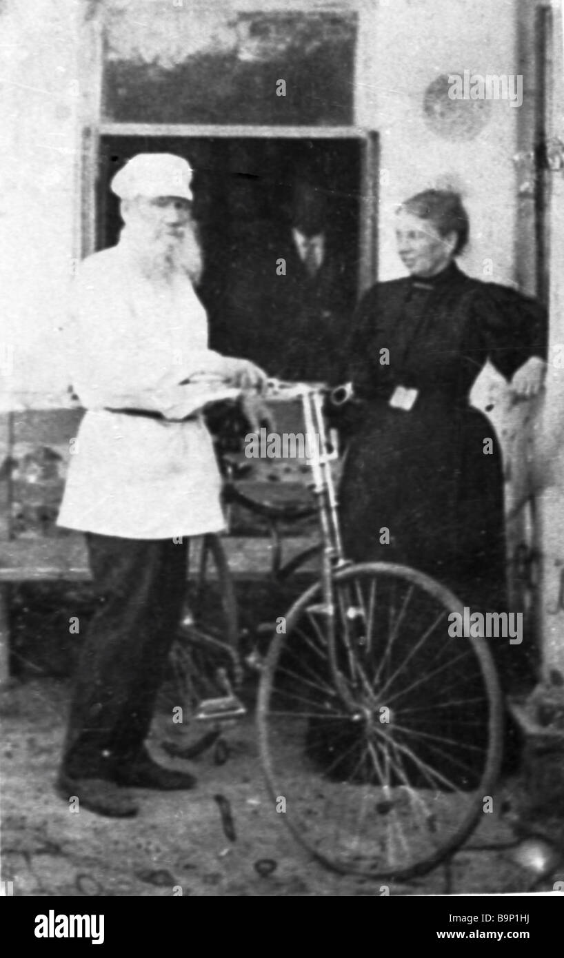 Leo Tolstoy left with his wife Sofia right in Yasnaya Polyana Stock ...