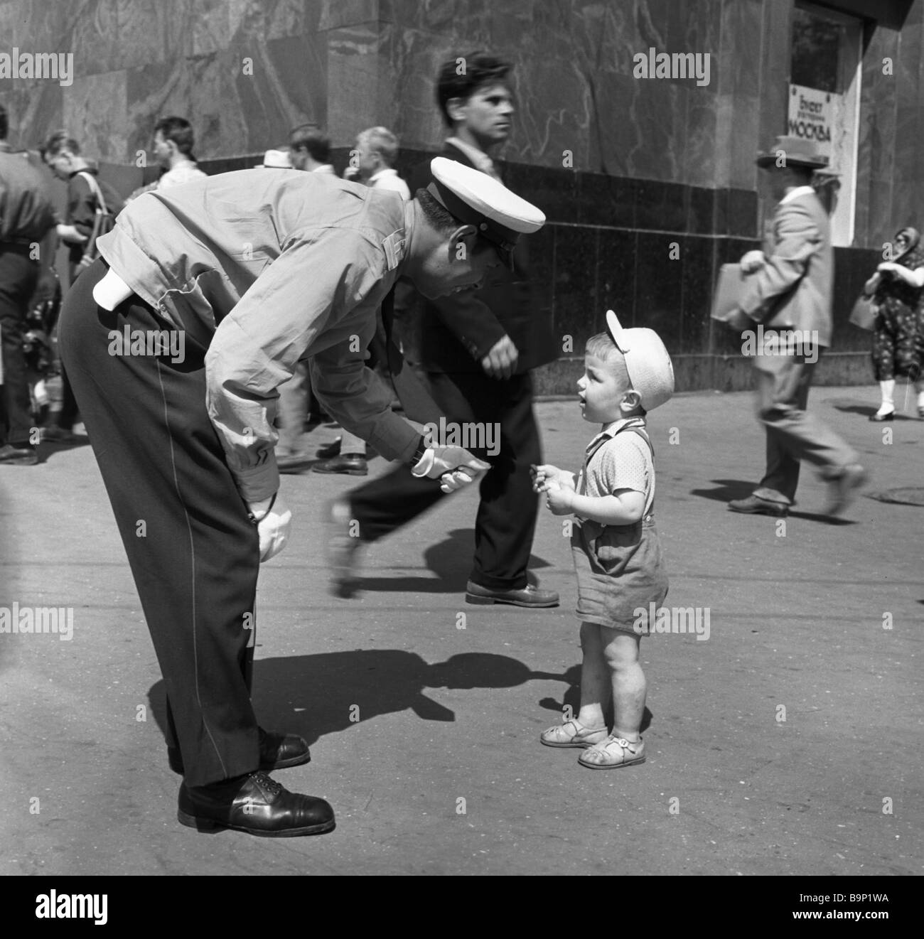 Street policeman talking to a little boy Stock Photo - Alamy
