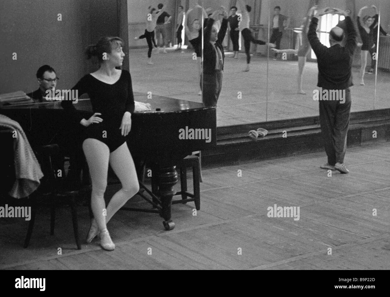 Ballet master Asaf Messerer near mirror conducts lesson at the U S S R ...