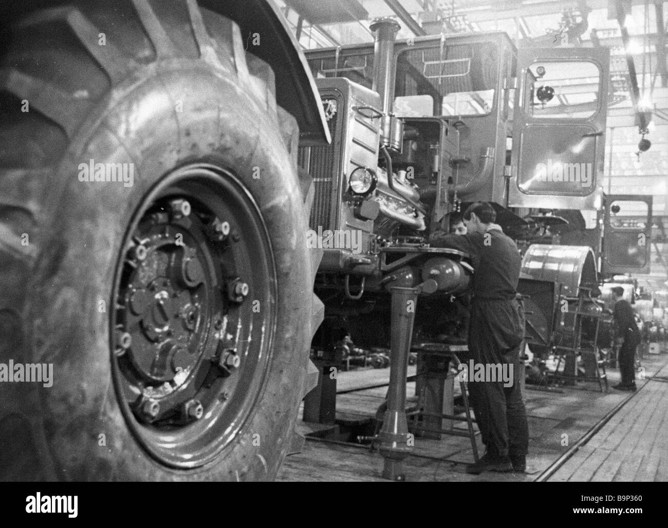 Powerful K 7009 tractors run off the Kirov Works assembly line Stock ...