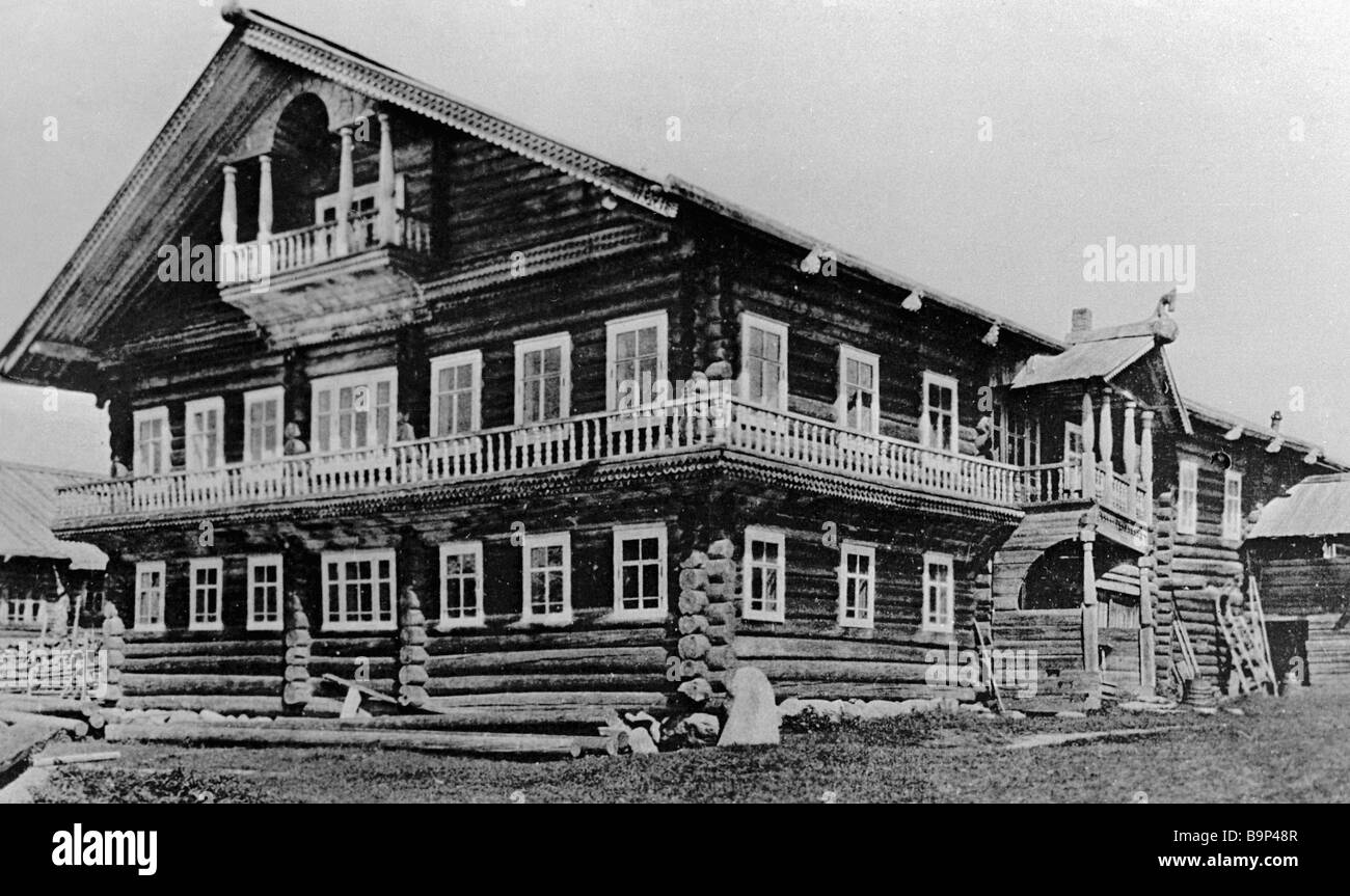 A 19th century wooden dwelling house Stock Photo - Alamy