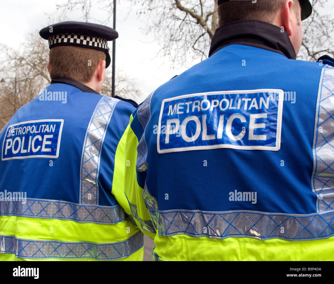 British police back view hi-res stock photography and images - Alamy