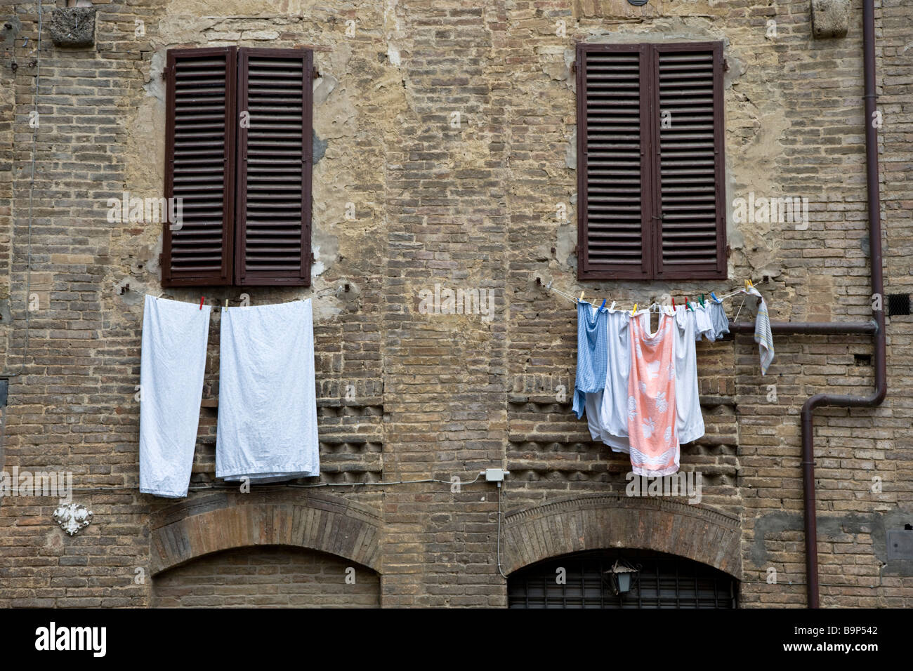 Washing lines in the alleyways of San Gimignano, Tuscany, Italy Stock ...